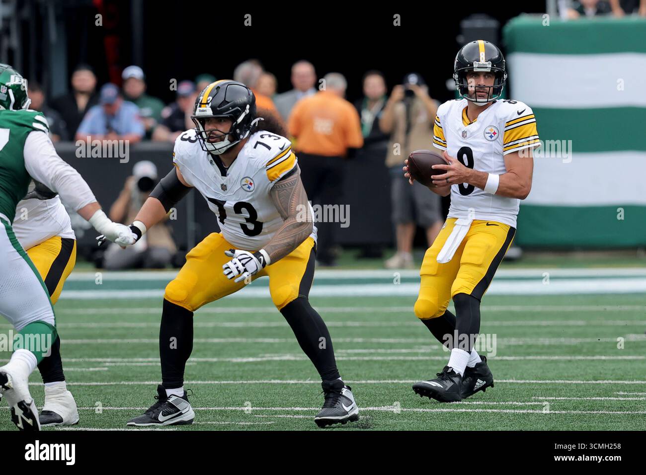 Pittsburgh Steelers quarterback Aaron Rodgers (8) and guard Isaac ...