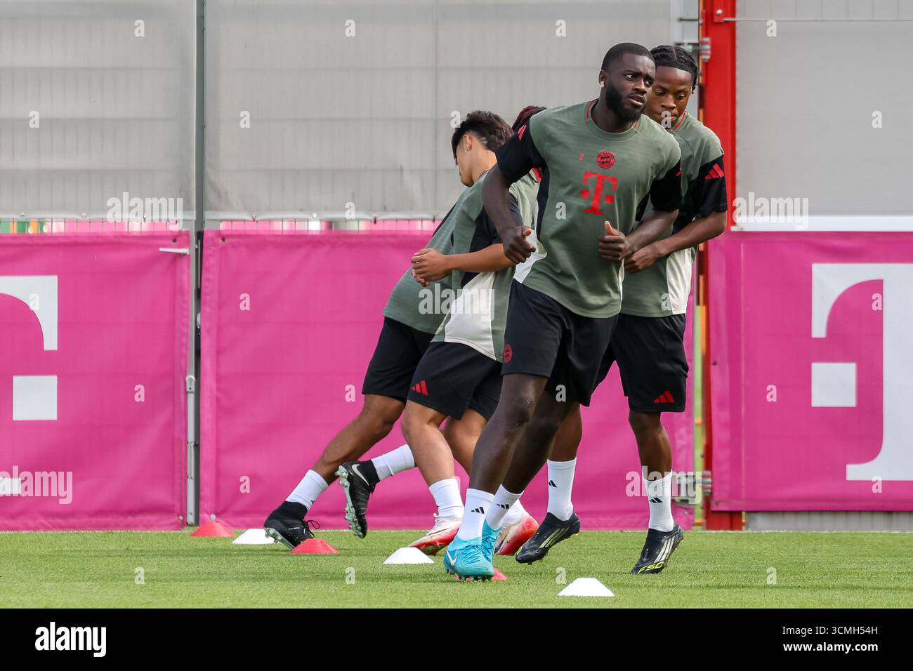 Dayot Upamecano (FC Bayern Muenchen, #02) mit Wisdom Mike (FC Bayern ...