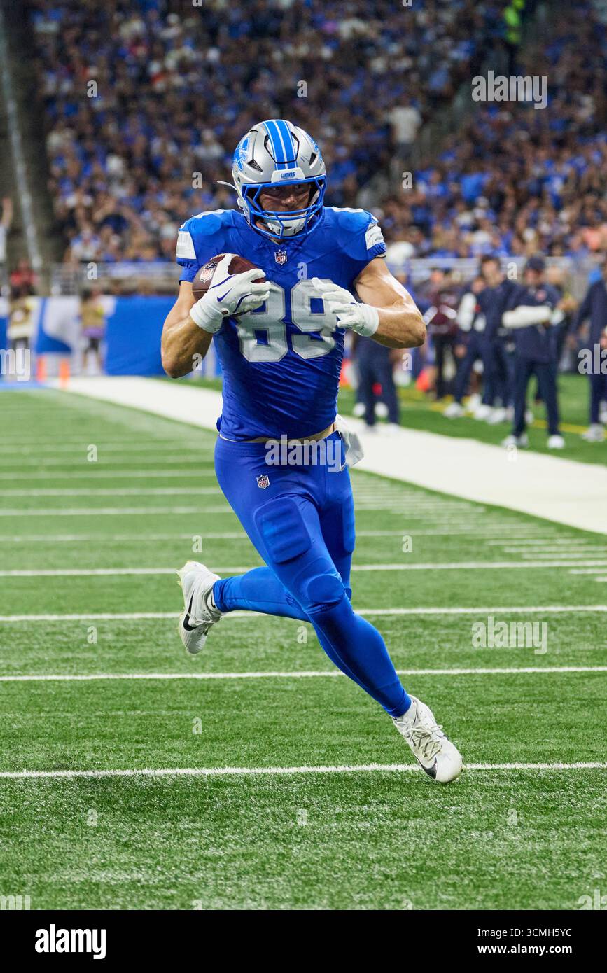 Detroit Lions tight end Brock Wright (89) runs the ball against the ...