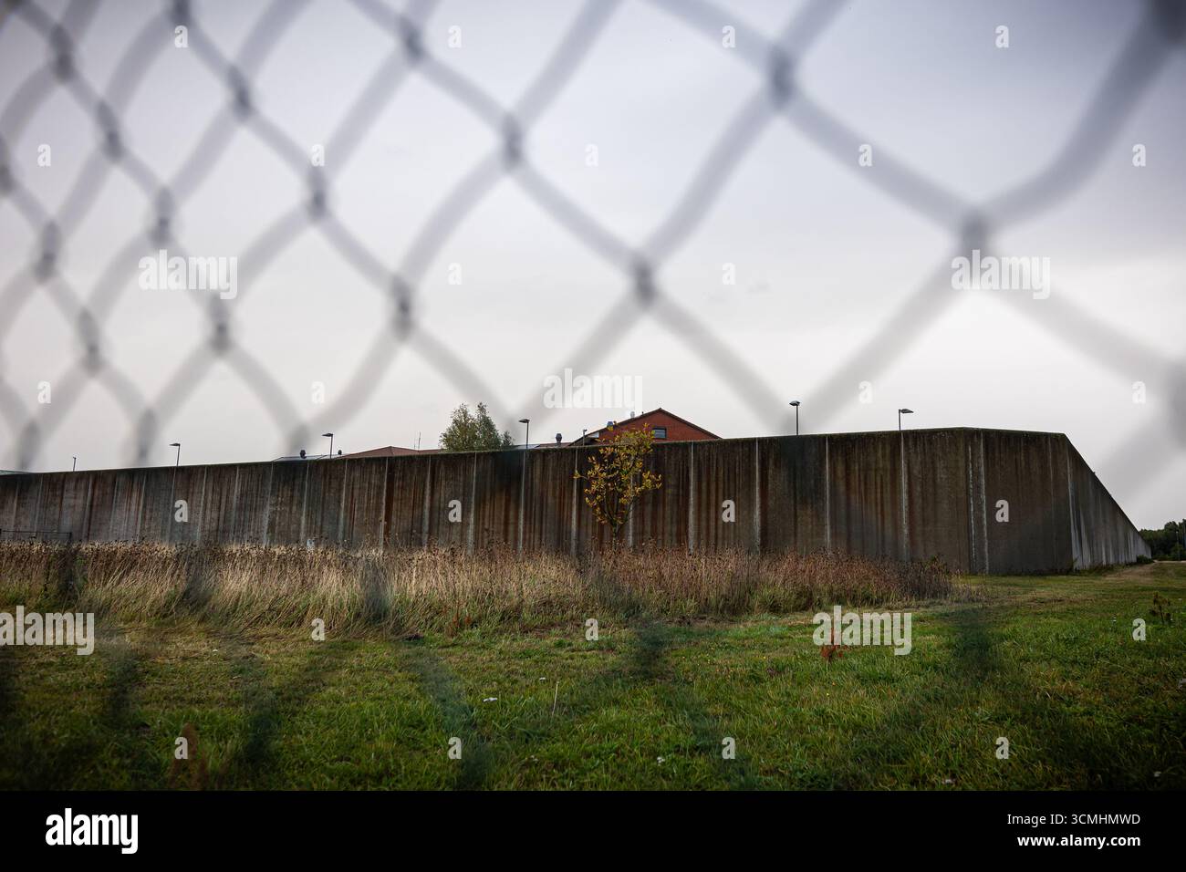 16 September 2025, Lower Saxony, Sehnde: A prison wall encloses the ...