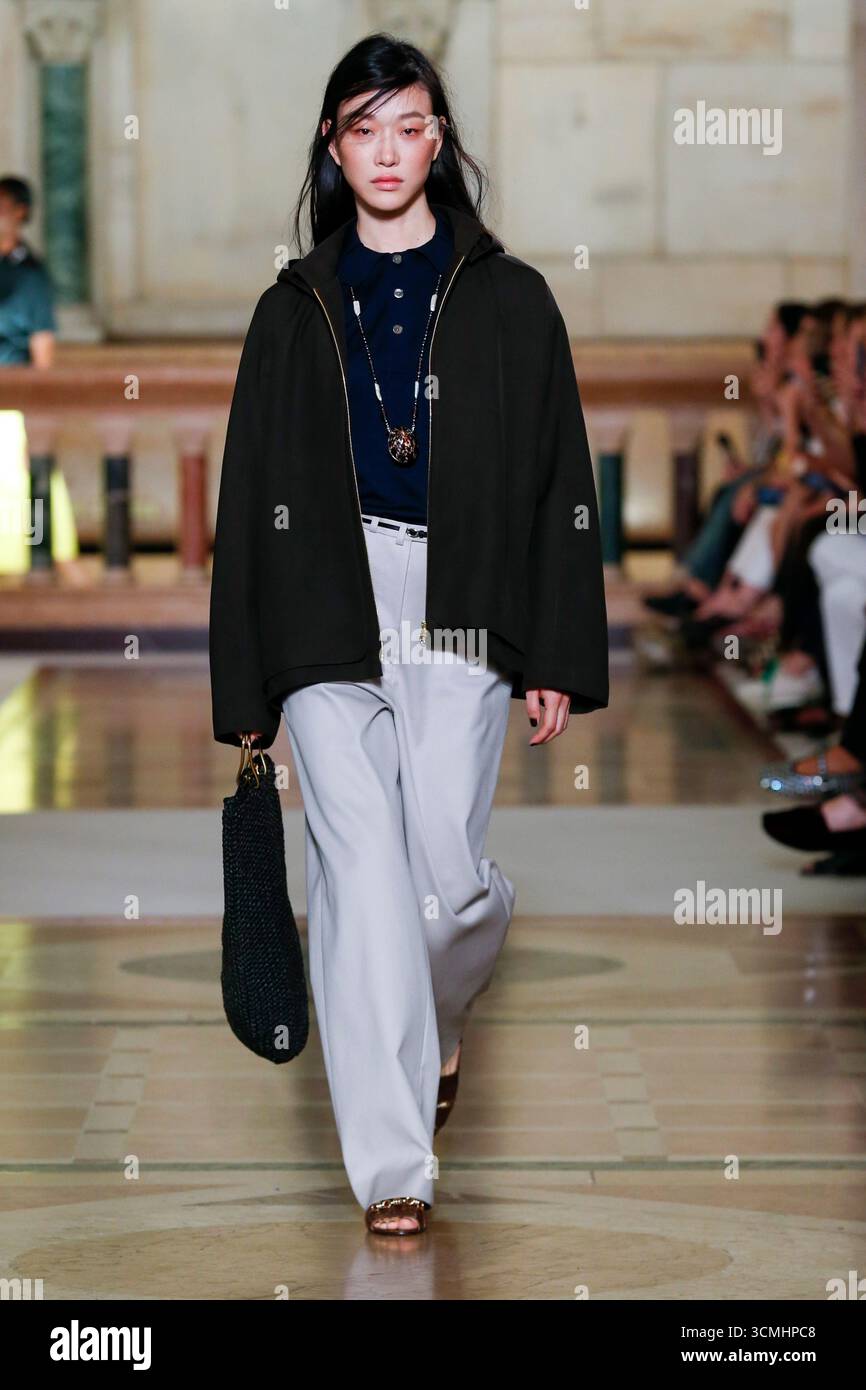 Brooklyn, USA. 15th Sep, 2025. Model Sora Choi is seen on the catwalk ...