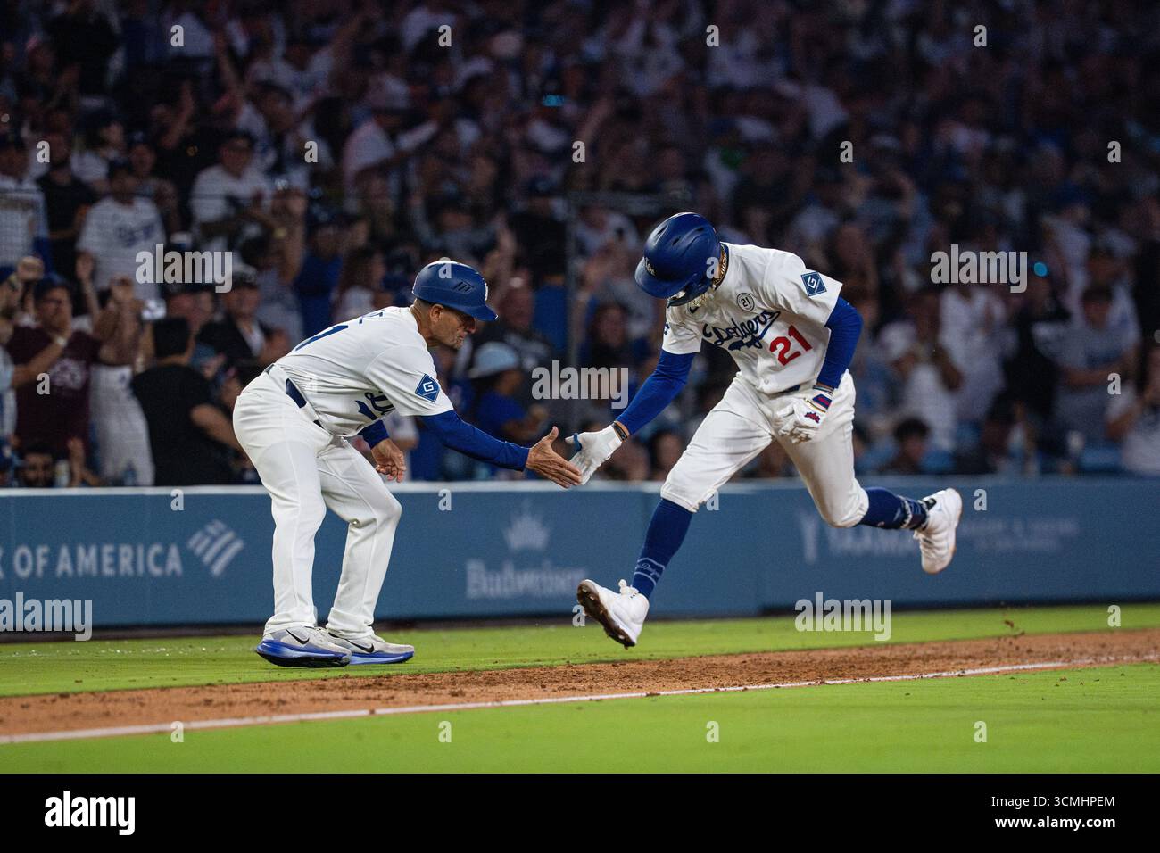 Los Angeles Dodgers shortstop Mookie Betts (50), wearing the 21 Roberto ...
