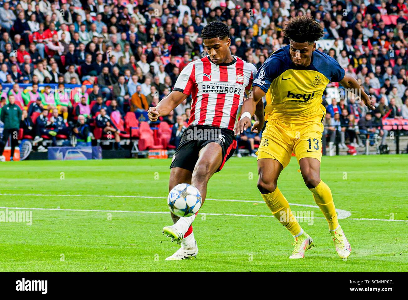 Ryan Flamingo of PSV Eindhoven battles for possession with Kevin ...