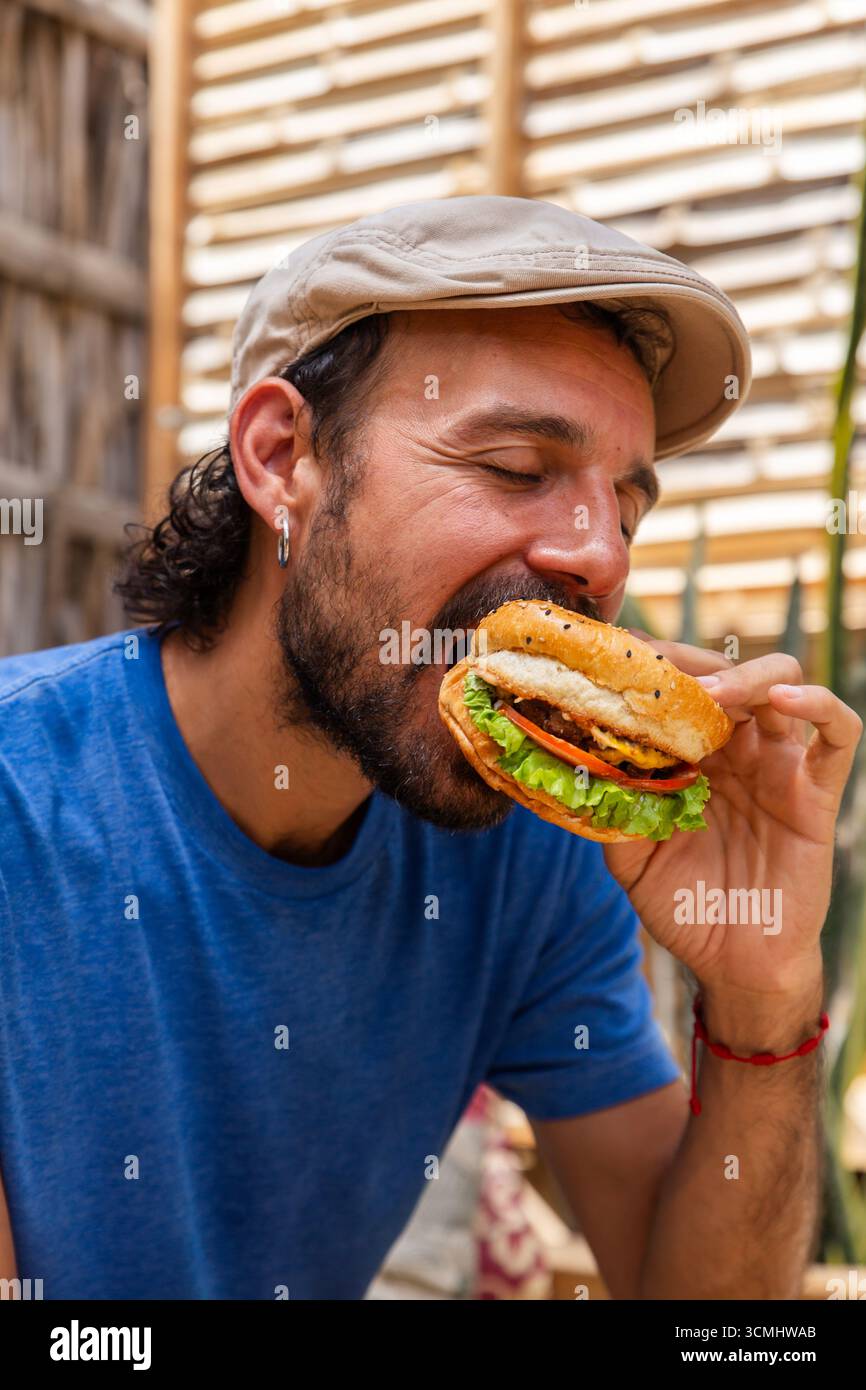 Juicy cheeseburger fresh toppings hi-res stock photography and images ...
