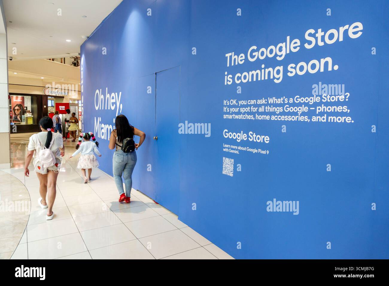 Google store coming soon sign hi-res stock photography and images - Alamy