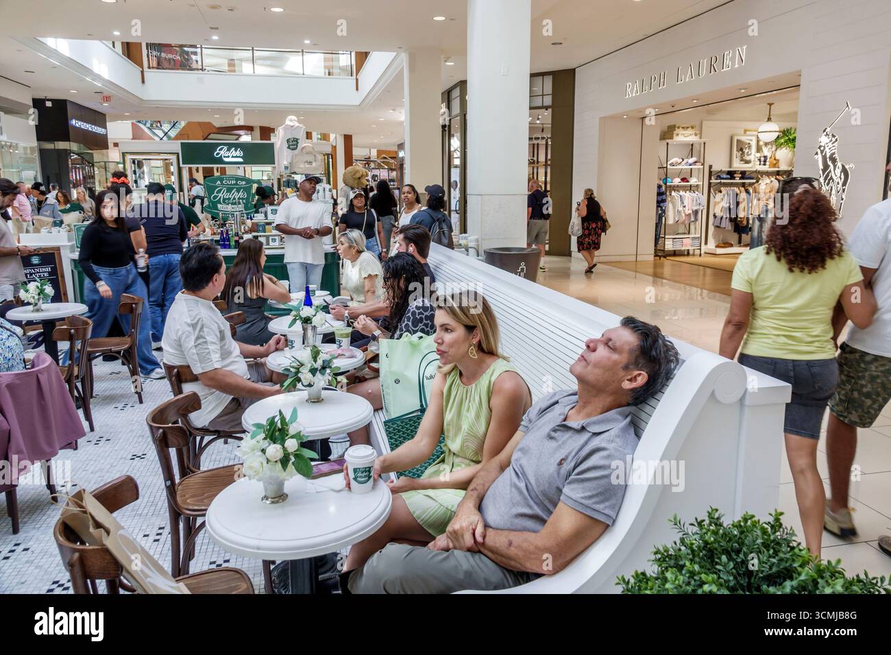 Couples families sitting tables hi-res stock photography and images - Alamy