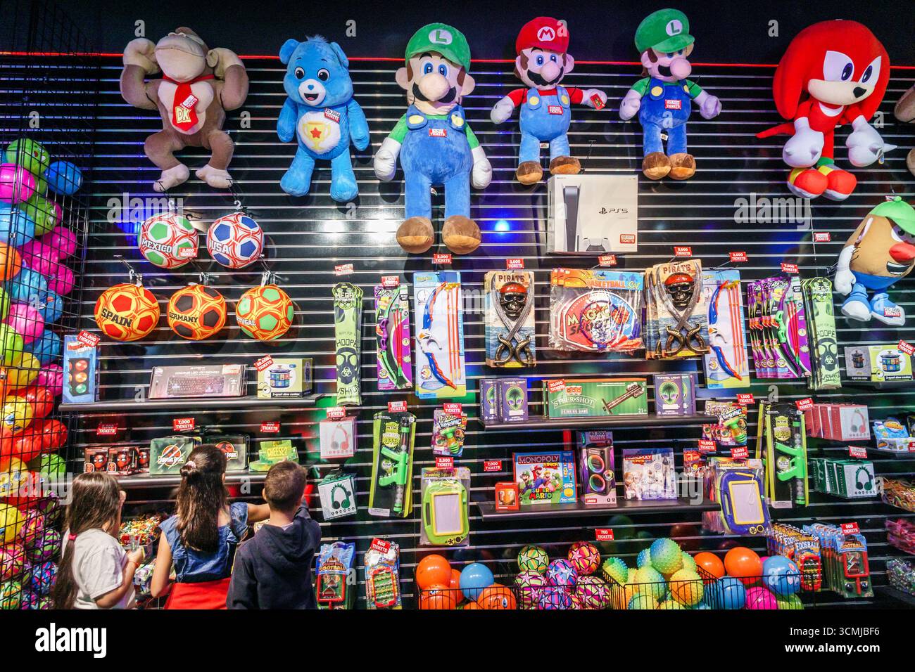 Video wall in a mall hi-res stock photography and images - Alamy