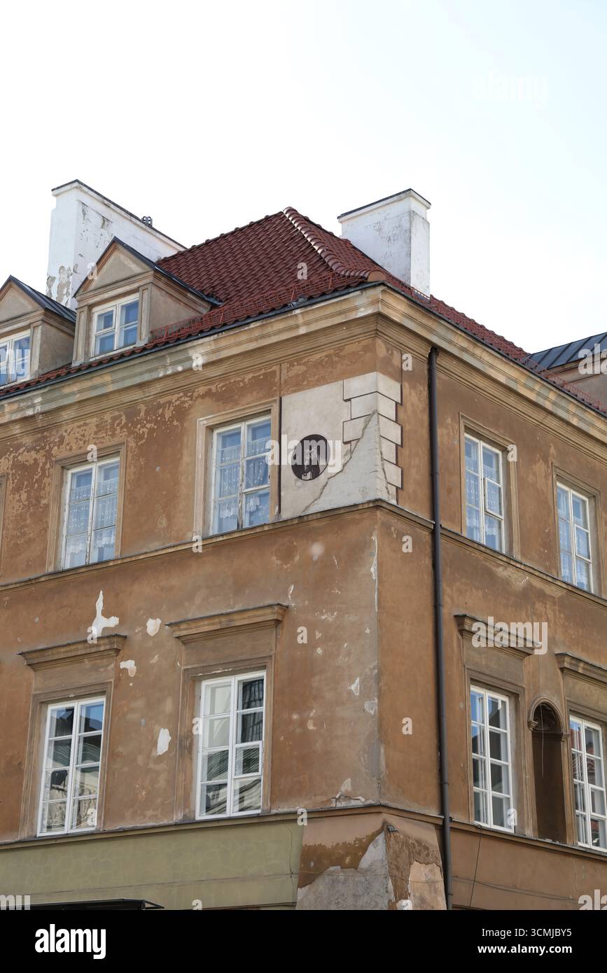 Warsaw tan facade hi-res stock photography and images - Alamy