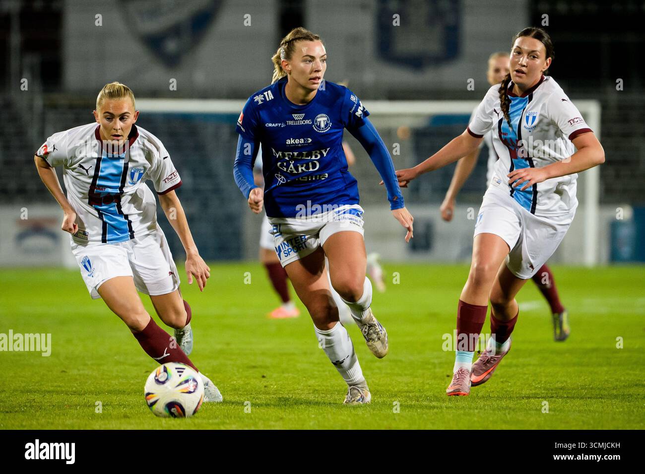 250916 Trelleborgs Amanda Olsson och Malmö FFs Beatrice Persson och ...