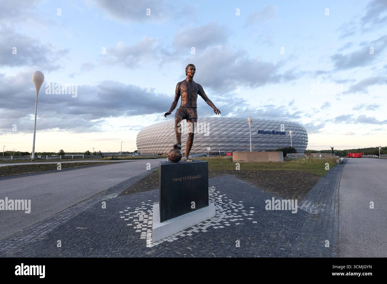 Muenchen, Deutschland. 16th Sep, 2025. Franz Beckenbauer Statue mit der ...