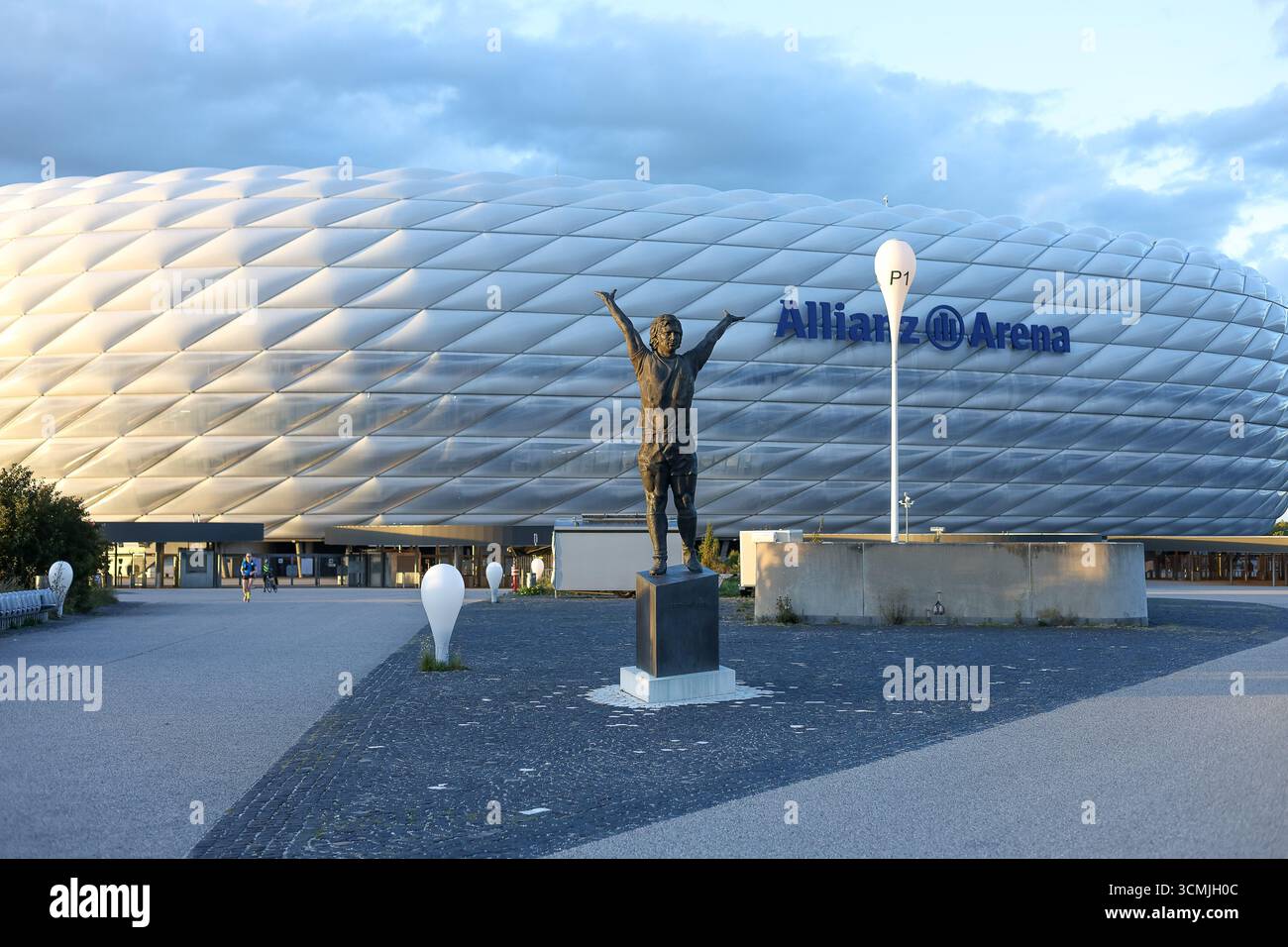 Muenchen, Deutschland. 16th Sep, 2025. Gerd Mueller Statue mit der ...