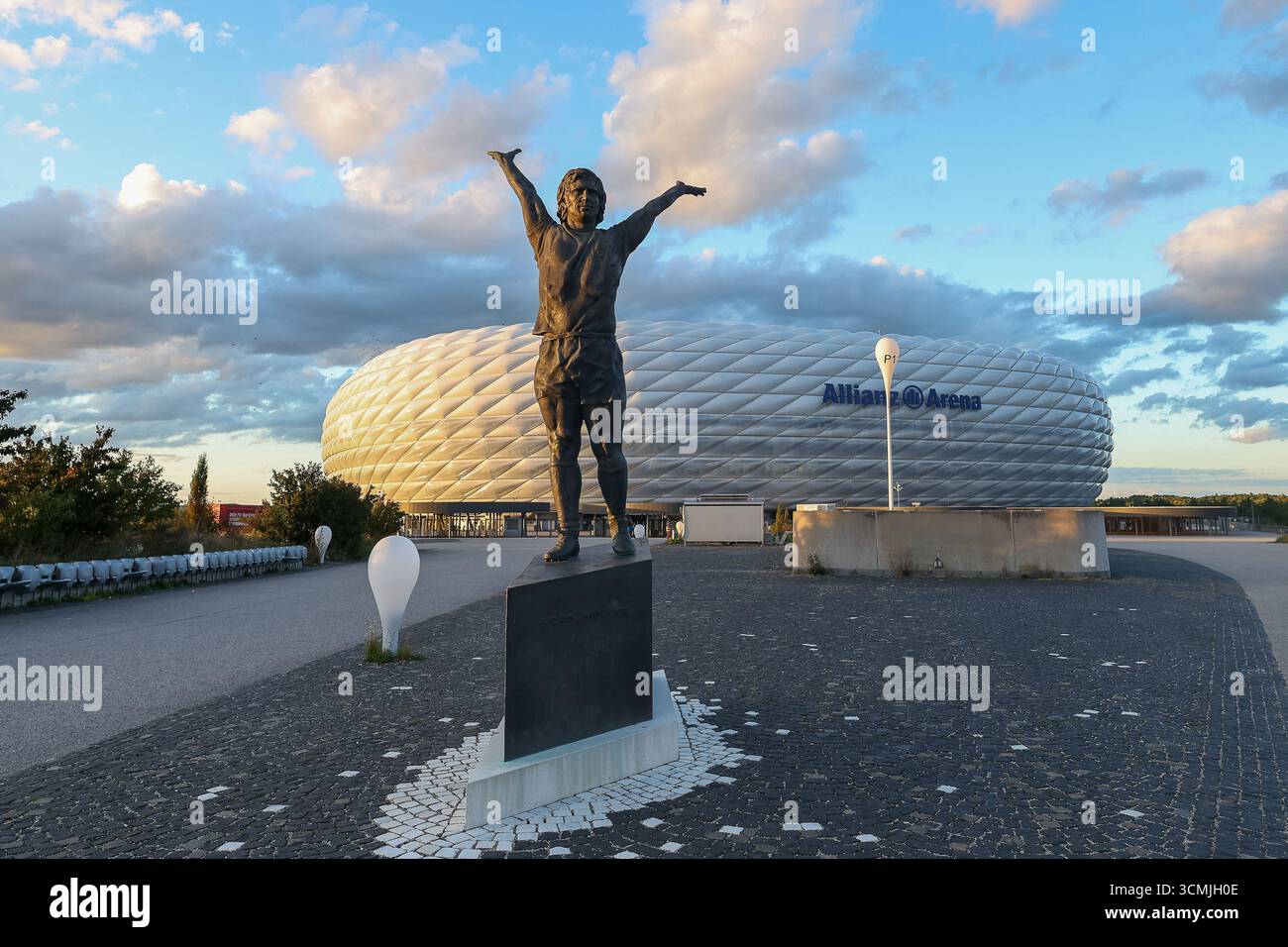 Denkmaeler zu ehren von franz beckenbauer und gerd mueller hi-res stock ...