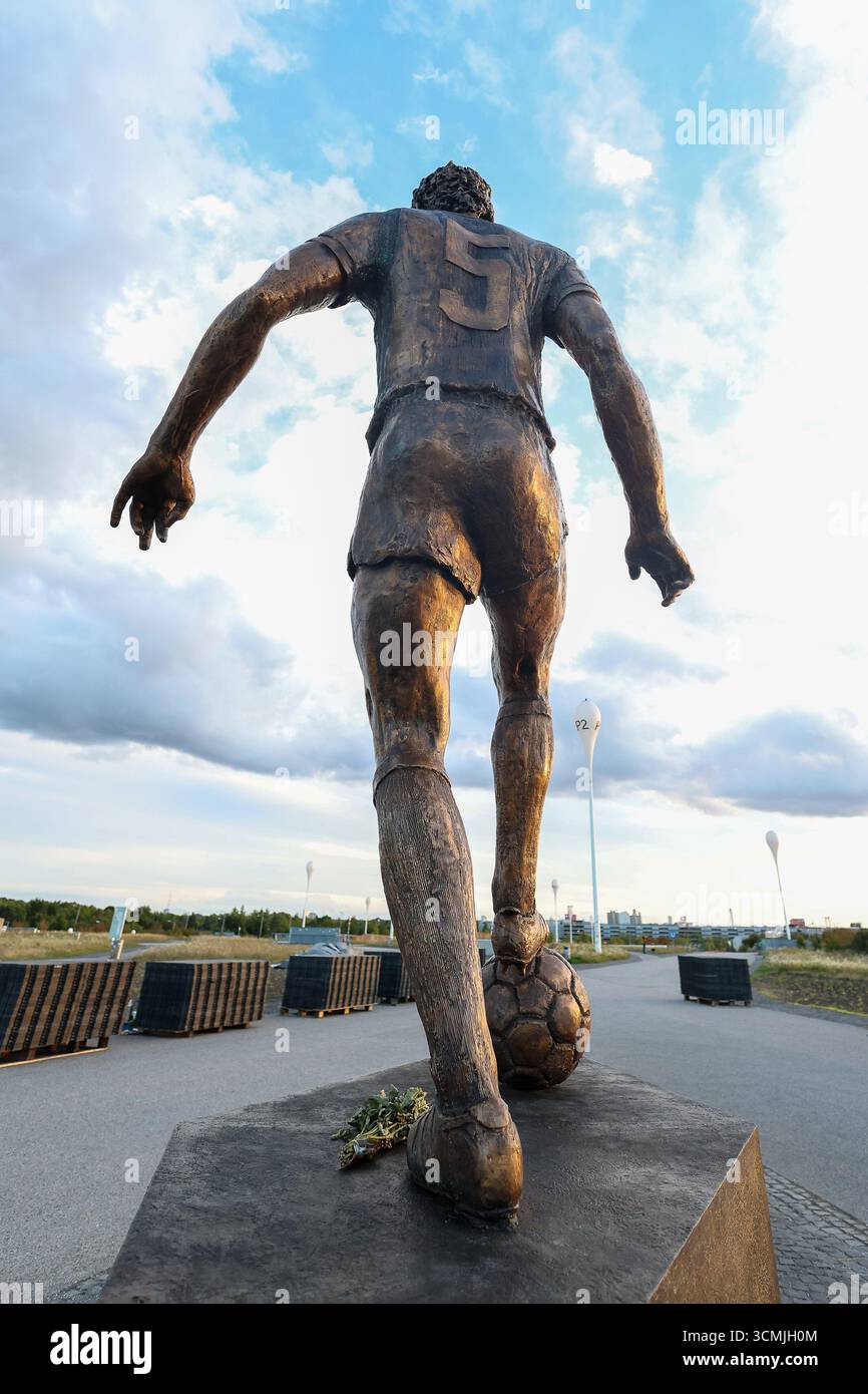 Rueckseite der Franz Beckenbauer Statue mit der Rueckennummer 5, GER ...