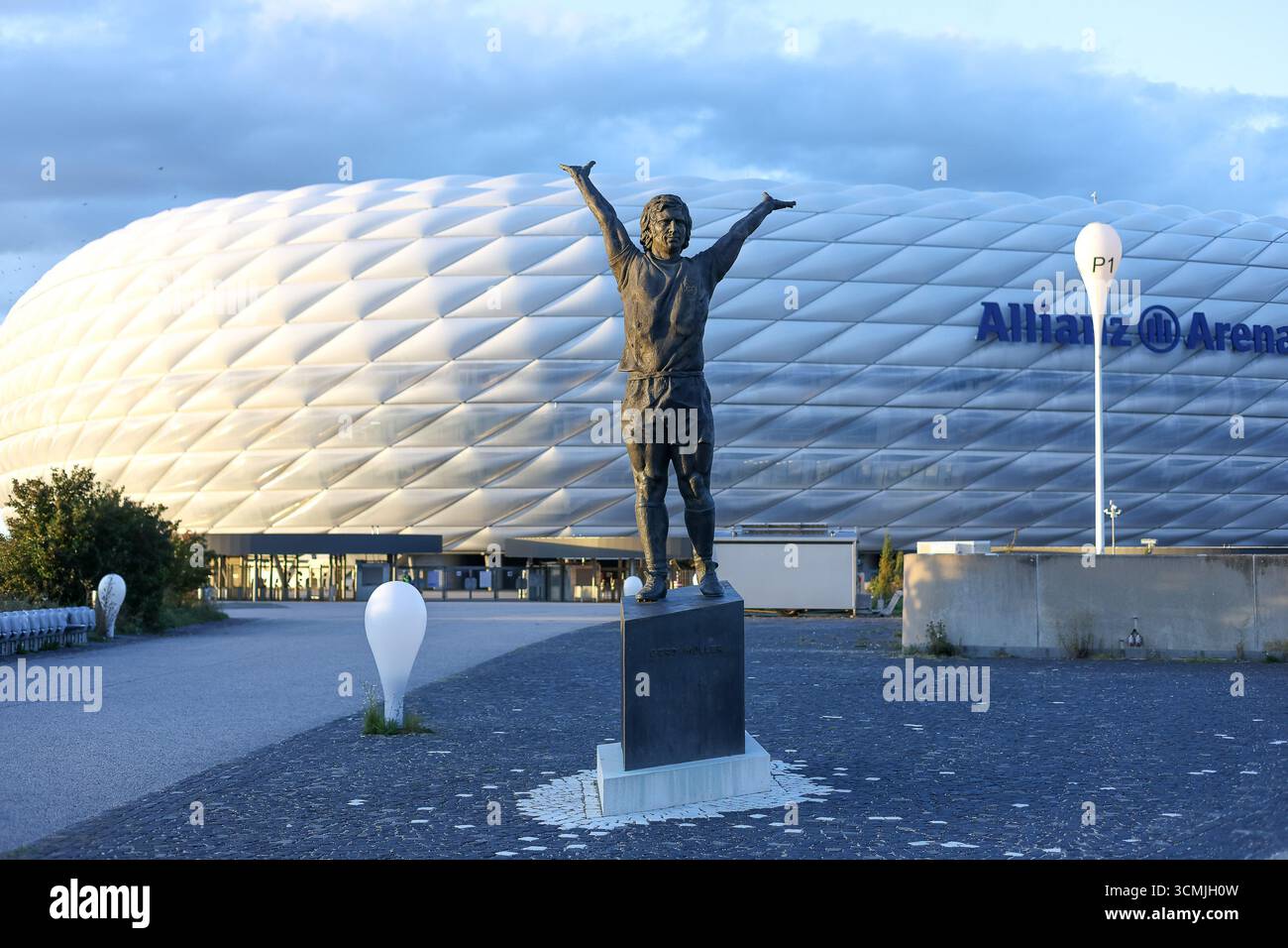 Denkmaeler zu ehren von franz beckenbauer und gerd mueller hi-res stock ...