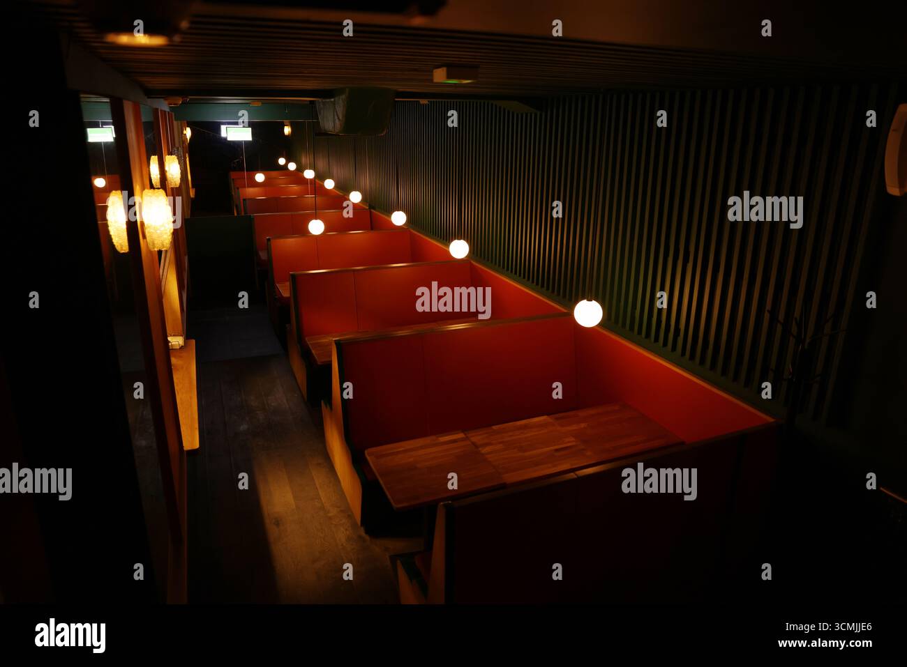 Warm lit restaurant booths hi-res stock photography and images - Alamy