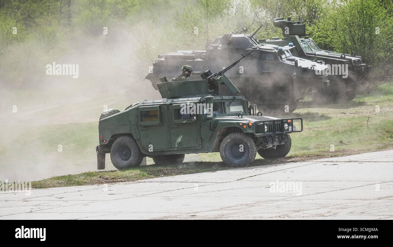 Humvee gunner in military convoy hi-res stock photography and images ...