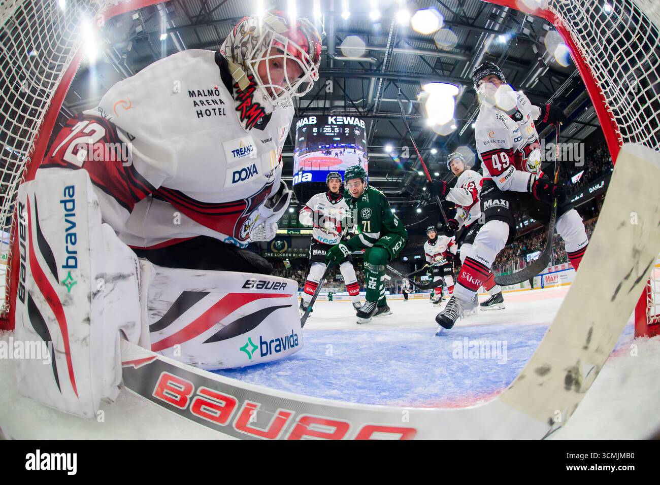 250916 Malmö Redhawks målvakt Daniel Marmenlind och Seth Barton i kamp ...