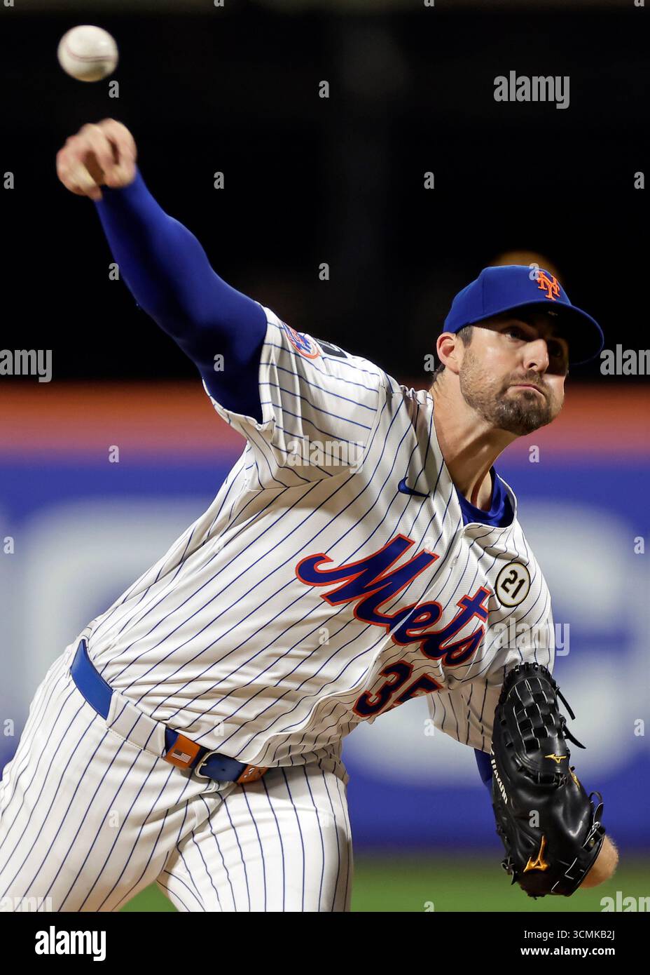 New York Mets pitcher Clay Holmes (35) throws during the second inning ...