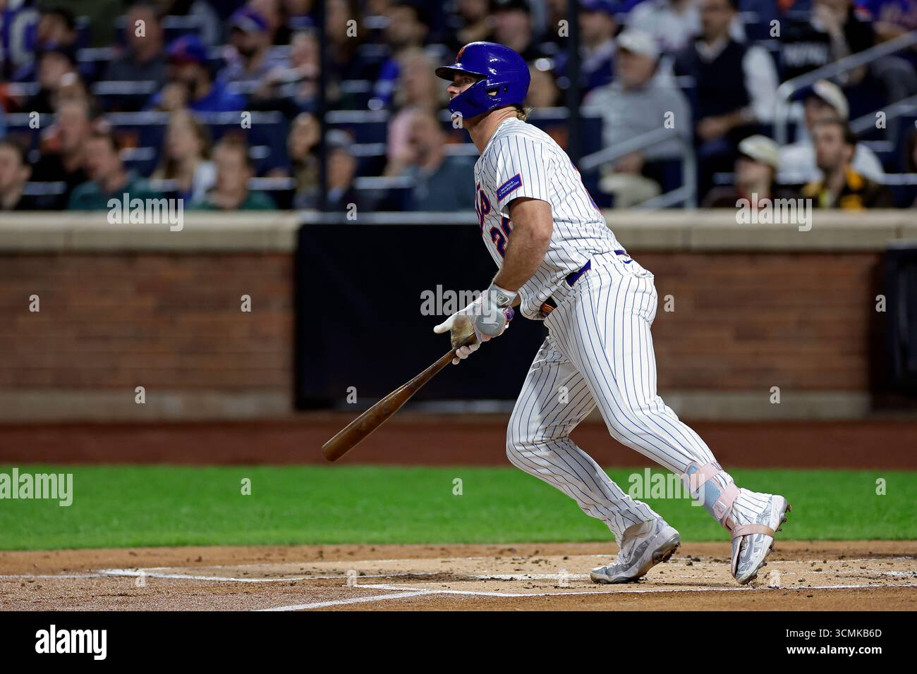 New York Mets' Pete Alonso singles during the first inning of a ...