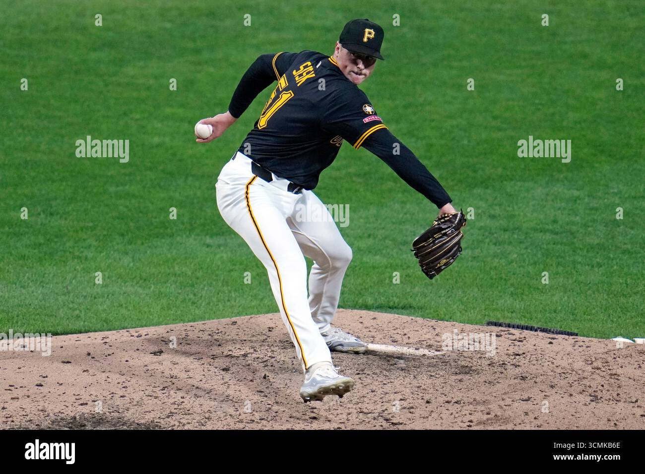 Pittsburgh Pirates pitcher Evan Sisk delivers during the fifth inning ...