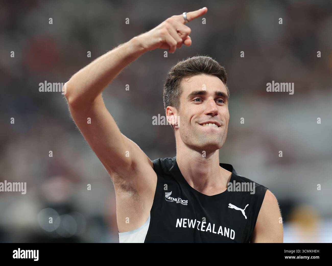 (250917) -- TOKYO, Sept. 17, 2025 (Xinhua) -- Gold medalist Hamish Kerr ...