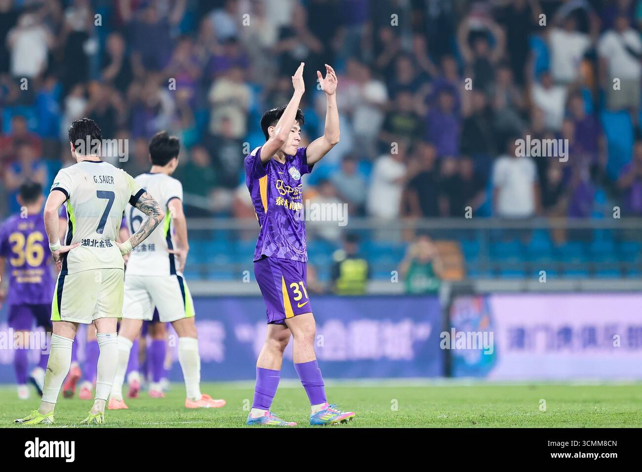 Tianjin Jinmen Tiger Football Club defeated Wuhan Three Towns Football ...