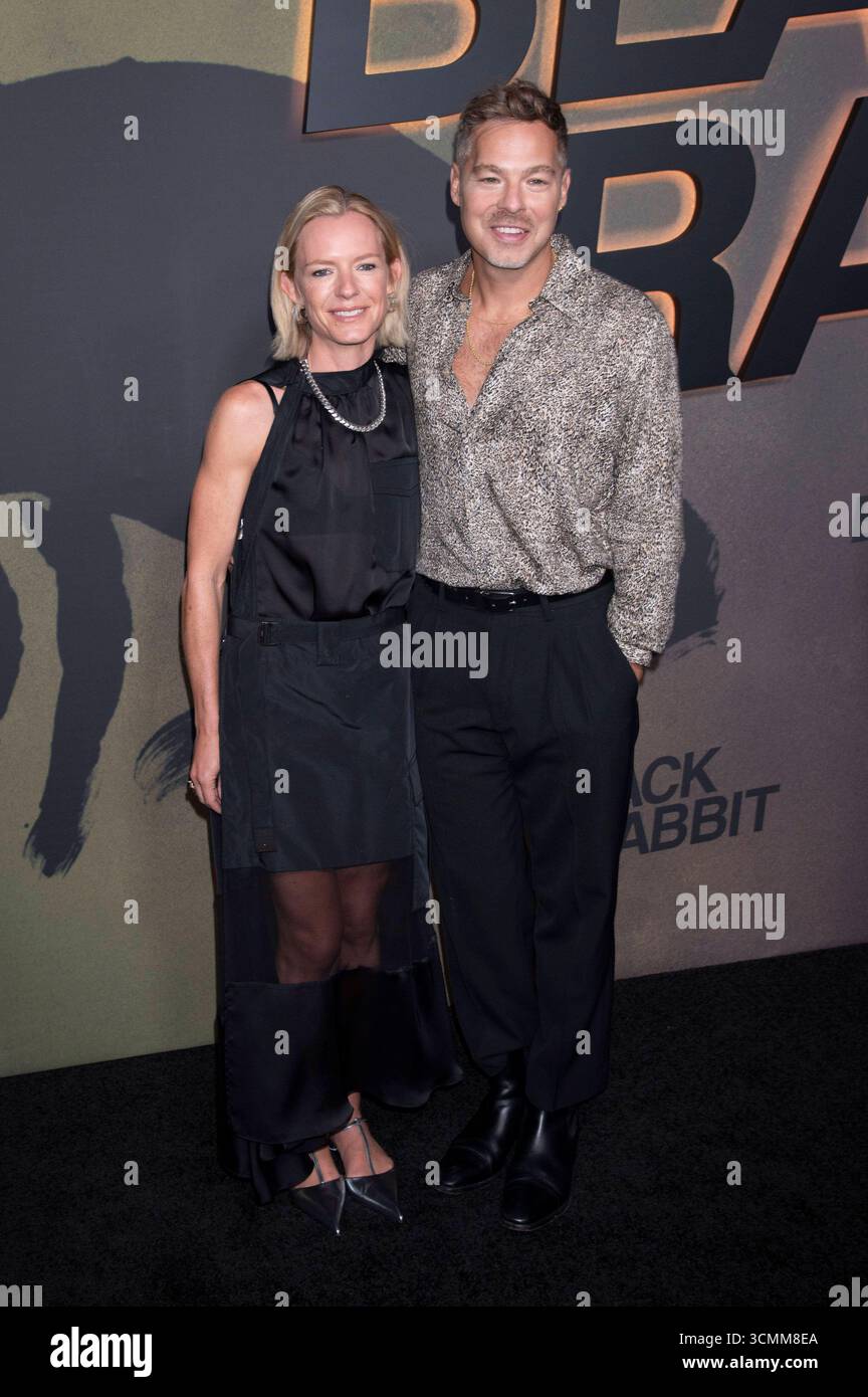 Kate Susman und Zach Baylin bei der Premiere der Netflix Miniserie ...