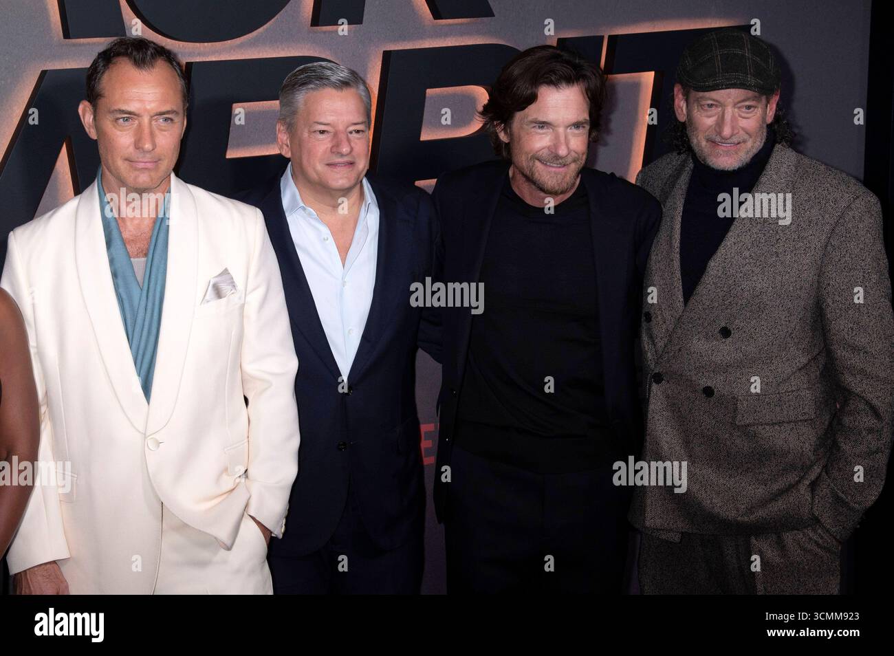 Jude Law, Ted Sarandos, Jason Bateman und Troy Kotsur bei der Premiere ...