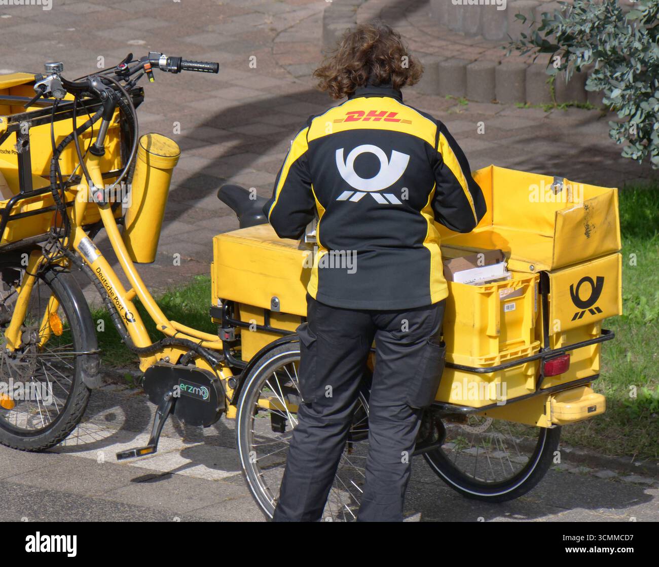 DHL Postbote bei der Auslieferung. DHL *** DHL letter carrier ...