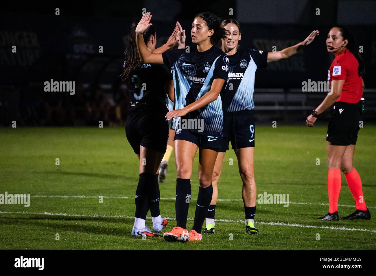 Sofia Cook (21 Gotham FC) high fives teammates after winning the ...