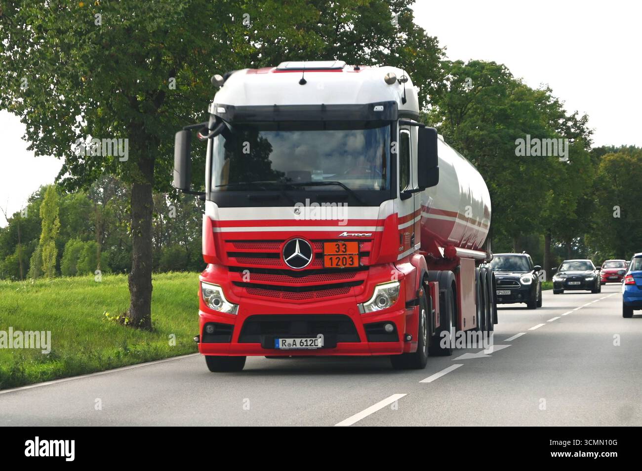Avia Tankzug, beladen mit Treibstoff. Gefahrgut - LKW, Mercedes Actros ...