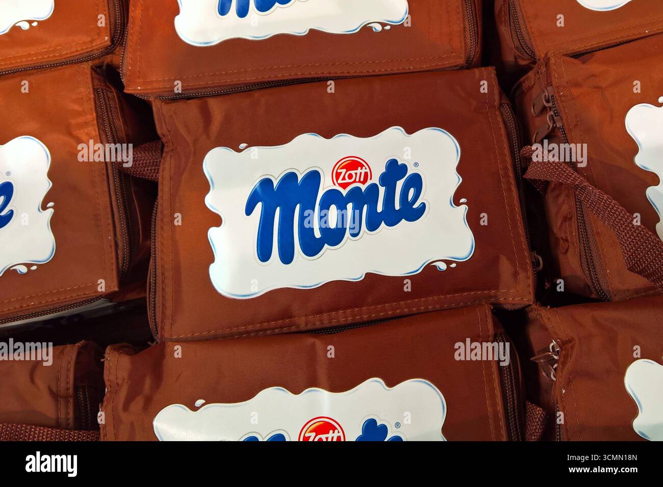 Zott Monte - Molkerei, Kühltasche bzw Kühltaschen *** Zott Monte dairy ...