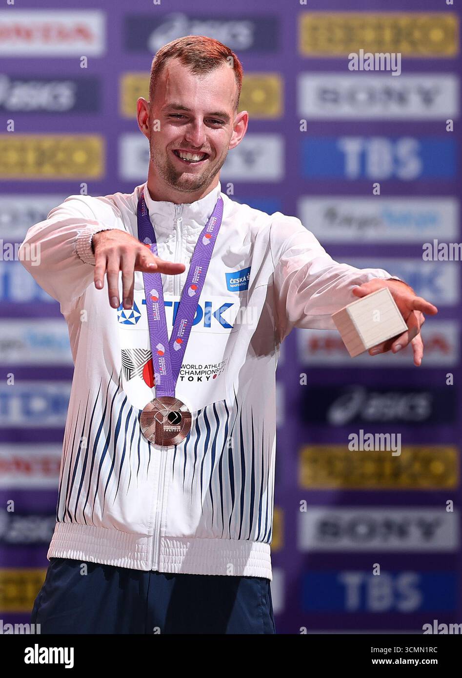 (250917) -- TOKYO, Sept. 17, 2025 (Xinhua) -- Bronze medalist Jan ...