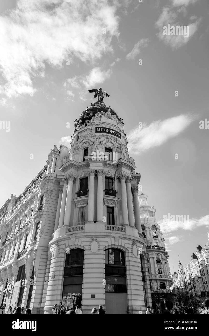 Metropolis building edificio in Black and White Stock Photos & Images ...