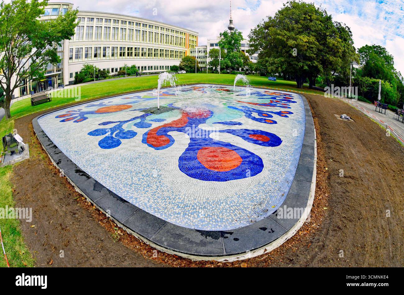 Kuerzlich wurde der restaurierte Glasmosaikbrunnen im Garten hinter dem ...