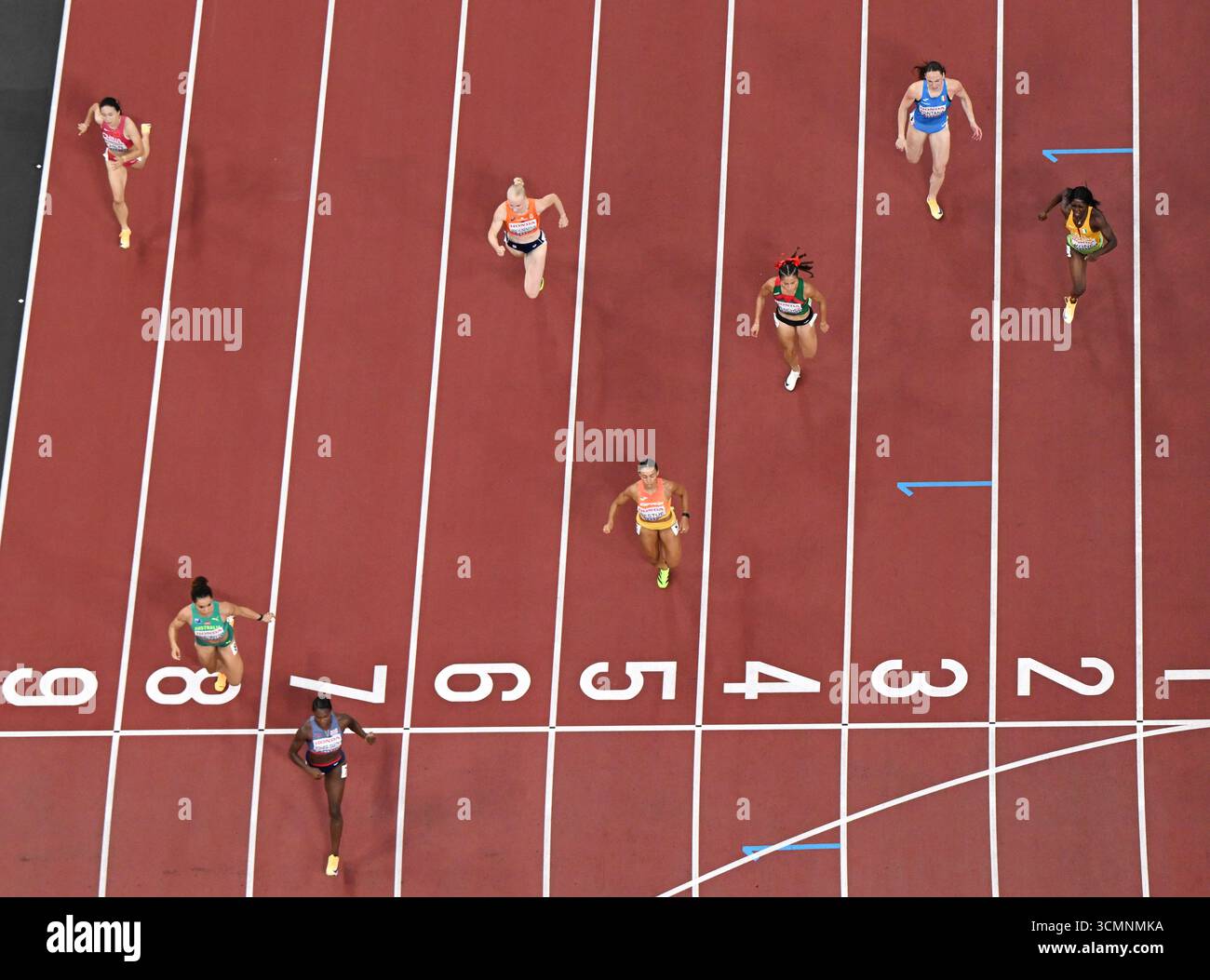 (250917) -- TOKYO, Sept. 17, 2025 (Xinhua) -- Chen Yujie (1st L) of ...