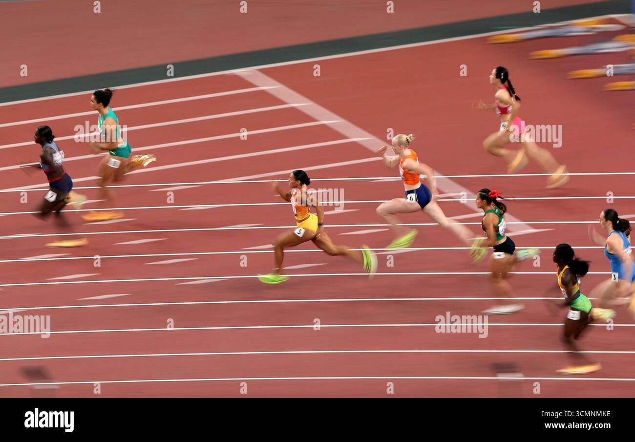 (250917) -- TOKYO, Sept. 17, 2025 (Xinhua) -- Chen Yujie (Top R) of ...