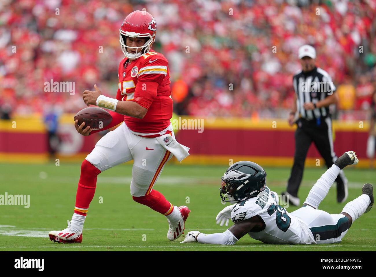 Kansas City Chiefs quarterback Patrick Mahomes runs past Philadelphia ...