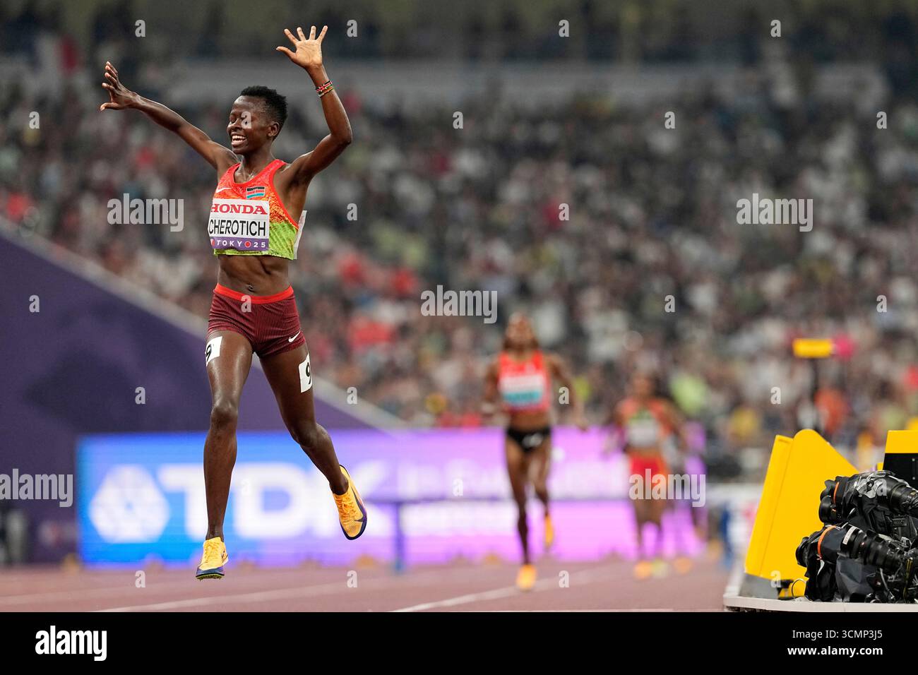 Kenya's Faith Cherotich celebrates after taking gold in the women's ...