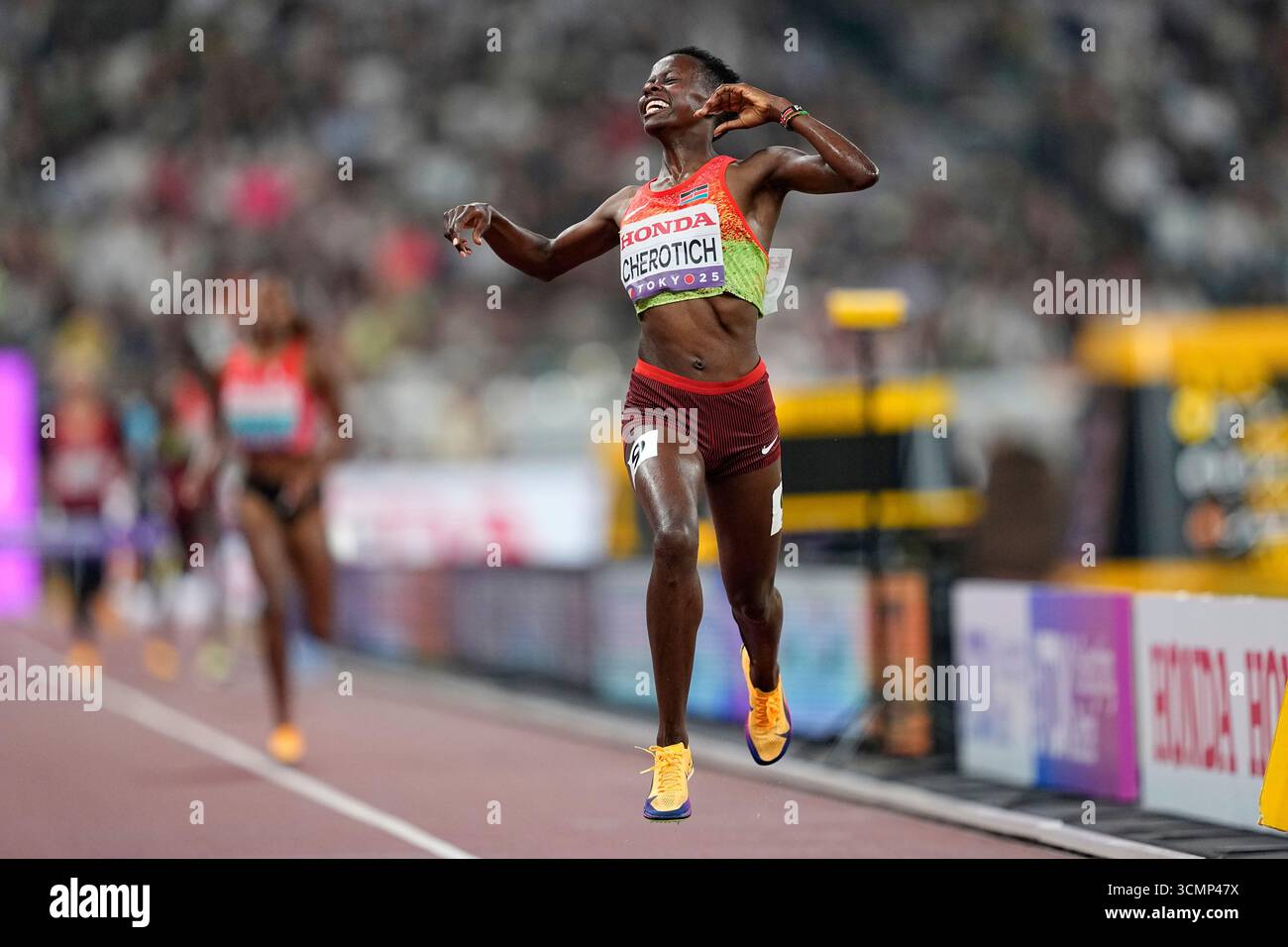 Kenya's Faith Cherotich celebrates after taking gold in the women's ...