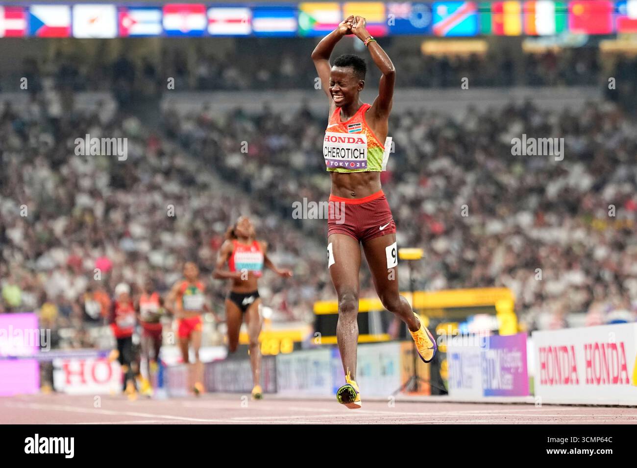 Kenya's Faith Cherotich celebrates after taking gold in the women's ...