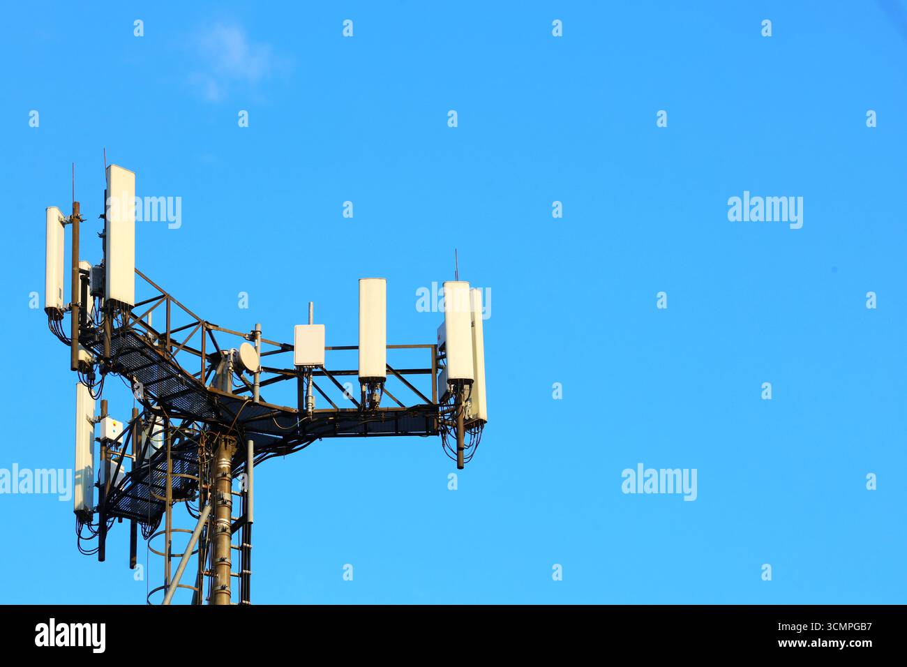 Tall cell tower antenna hi-res stock photography and images - Alamy