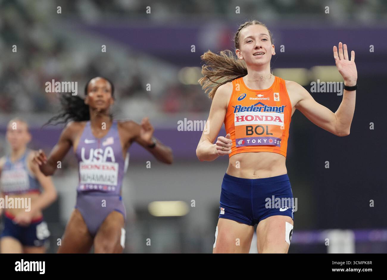 (250917) -- TOKYO, Sept. 17, 2025 (Xinhua) -- Femke Bol (R) of the Netherlands reacts after the ...