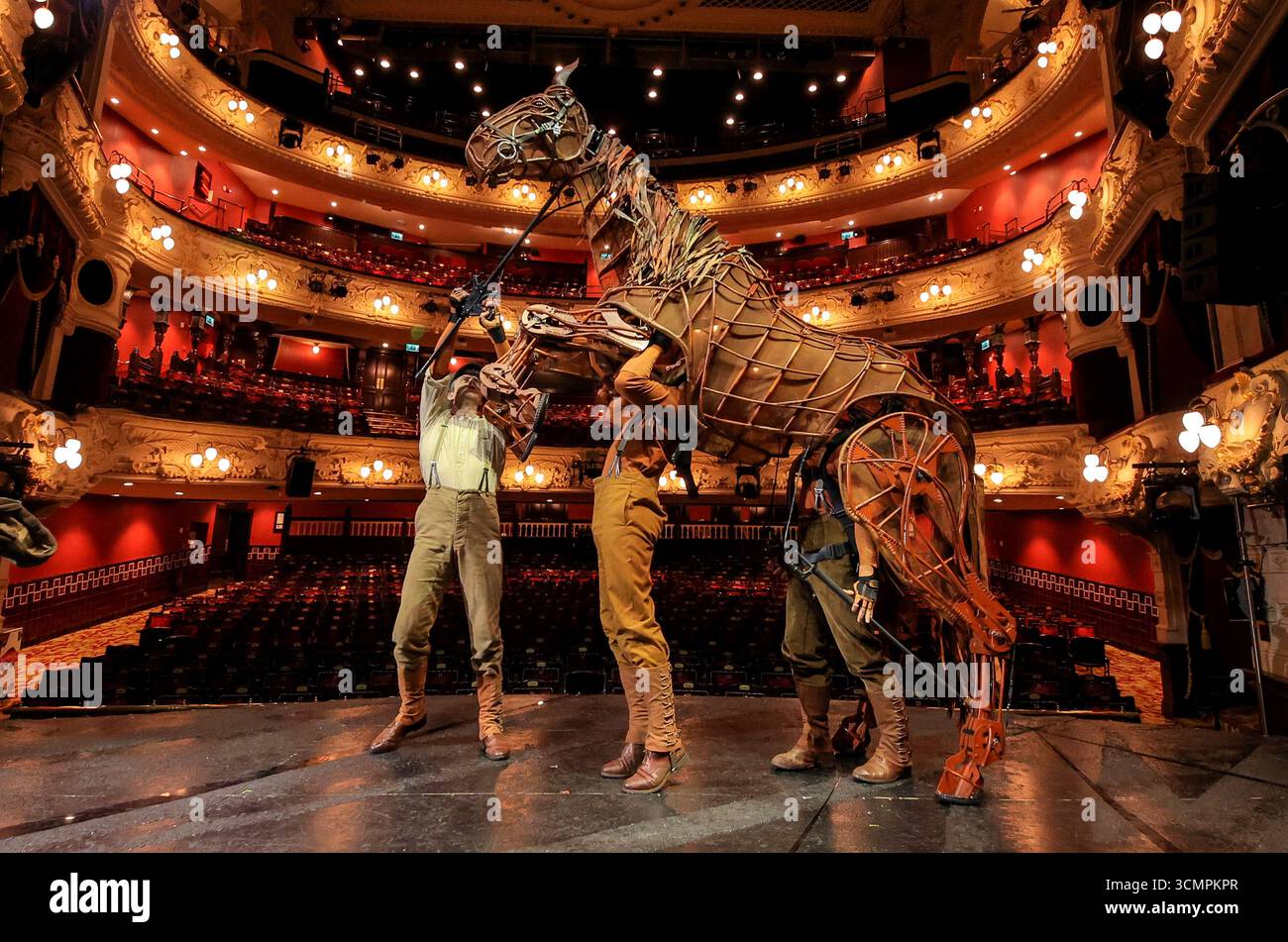 The National Theatre's production of War Horse arrives at Newcastle ...