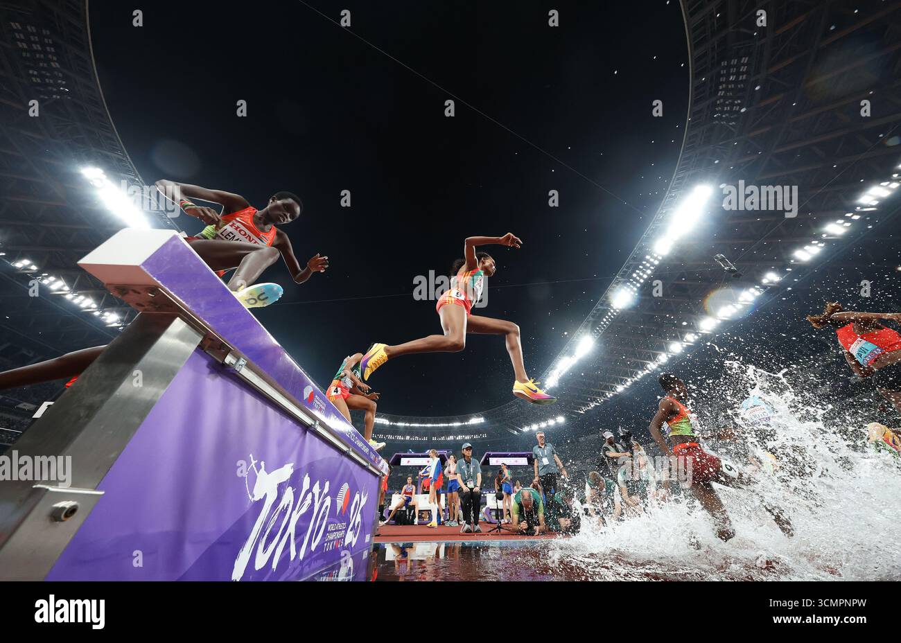 (250917) -- TOKYO, Sept. 17, 2025 (Xinhua) -- Sembo Almayew (C) of ...