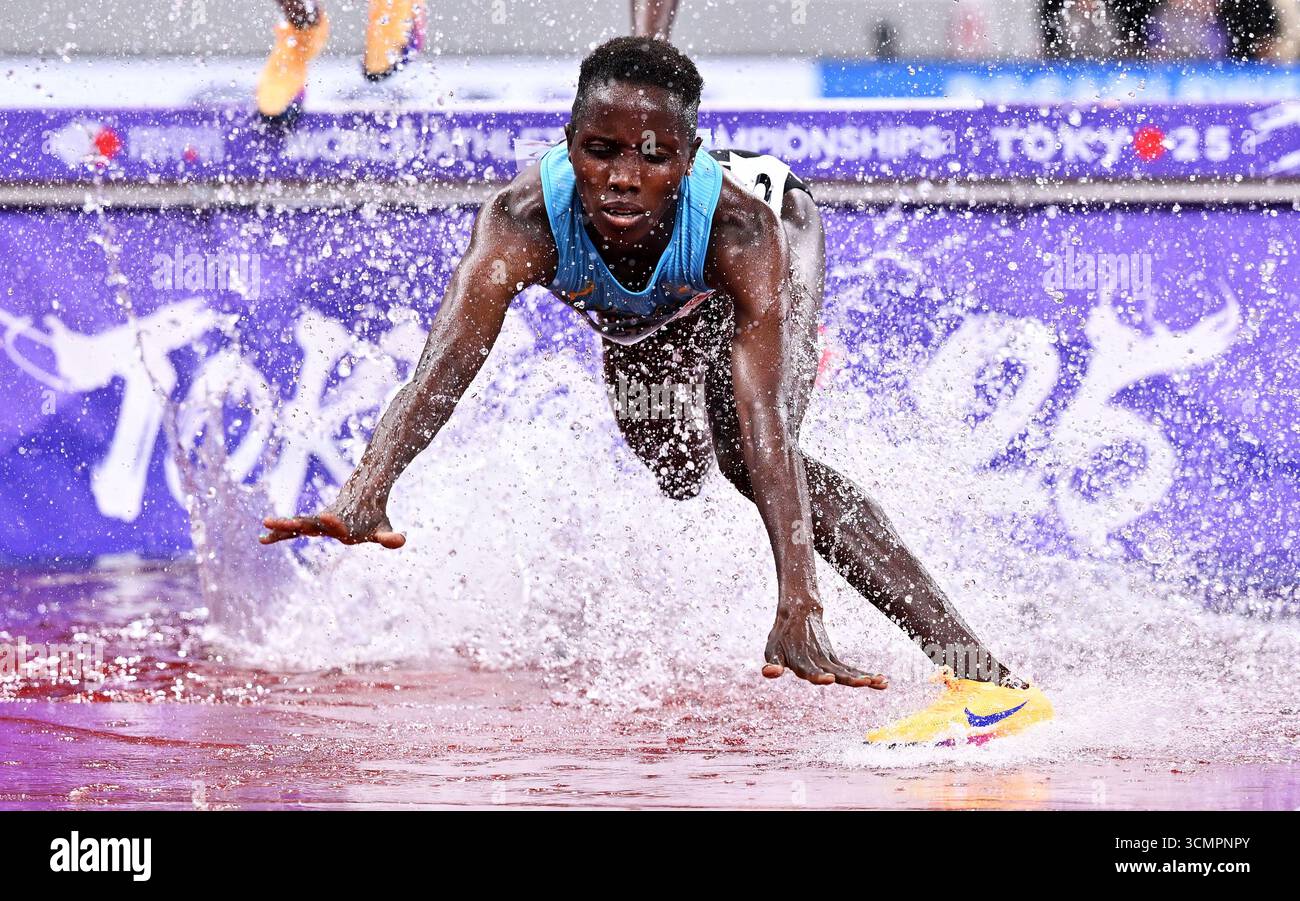 (250917) -- TOKYO, Sept. 17, 2025 (Xinhua) -- Norah Jeruto of Kazakhstan falls down during the ...