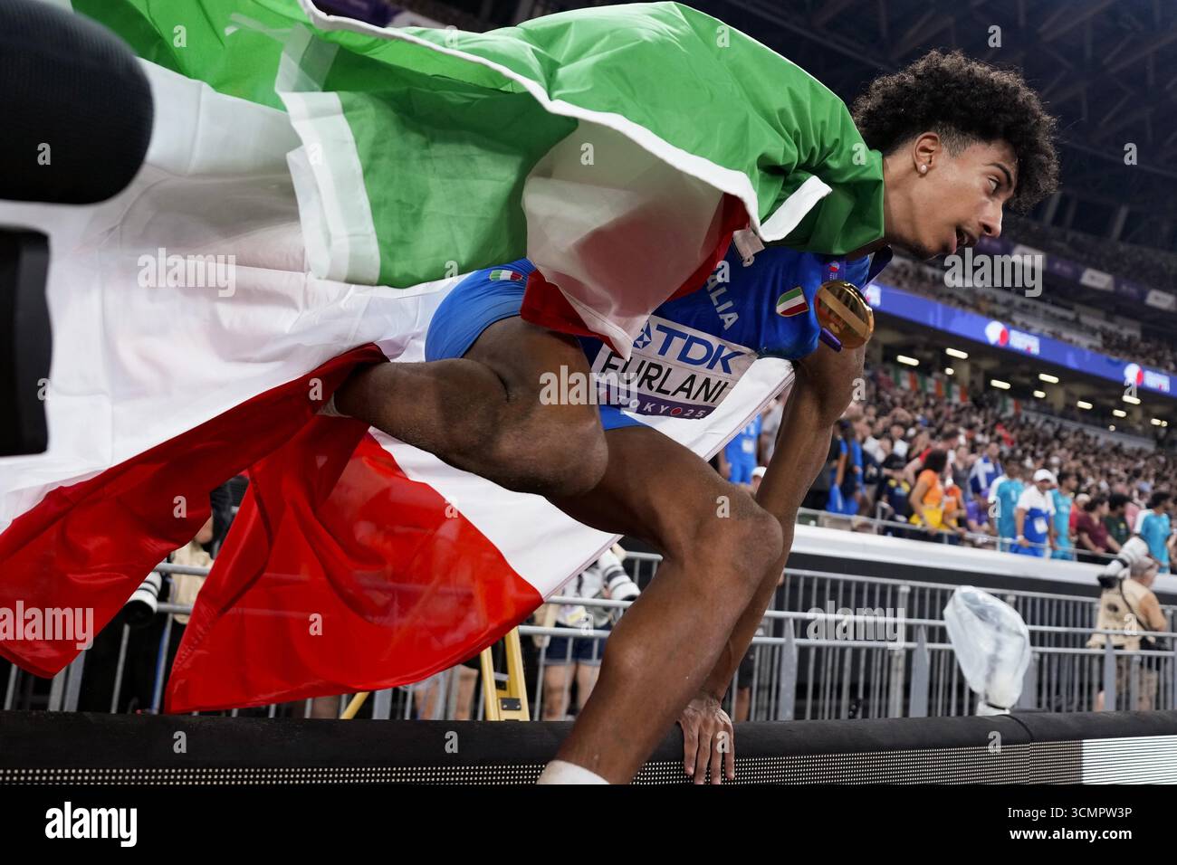 Mattia Furlani of Italy celebrates with his national flag after winning ...