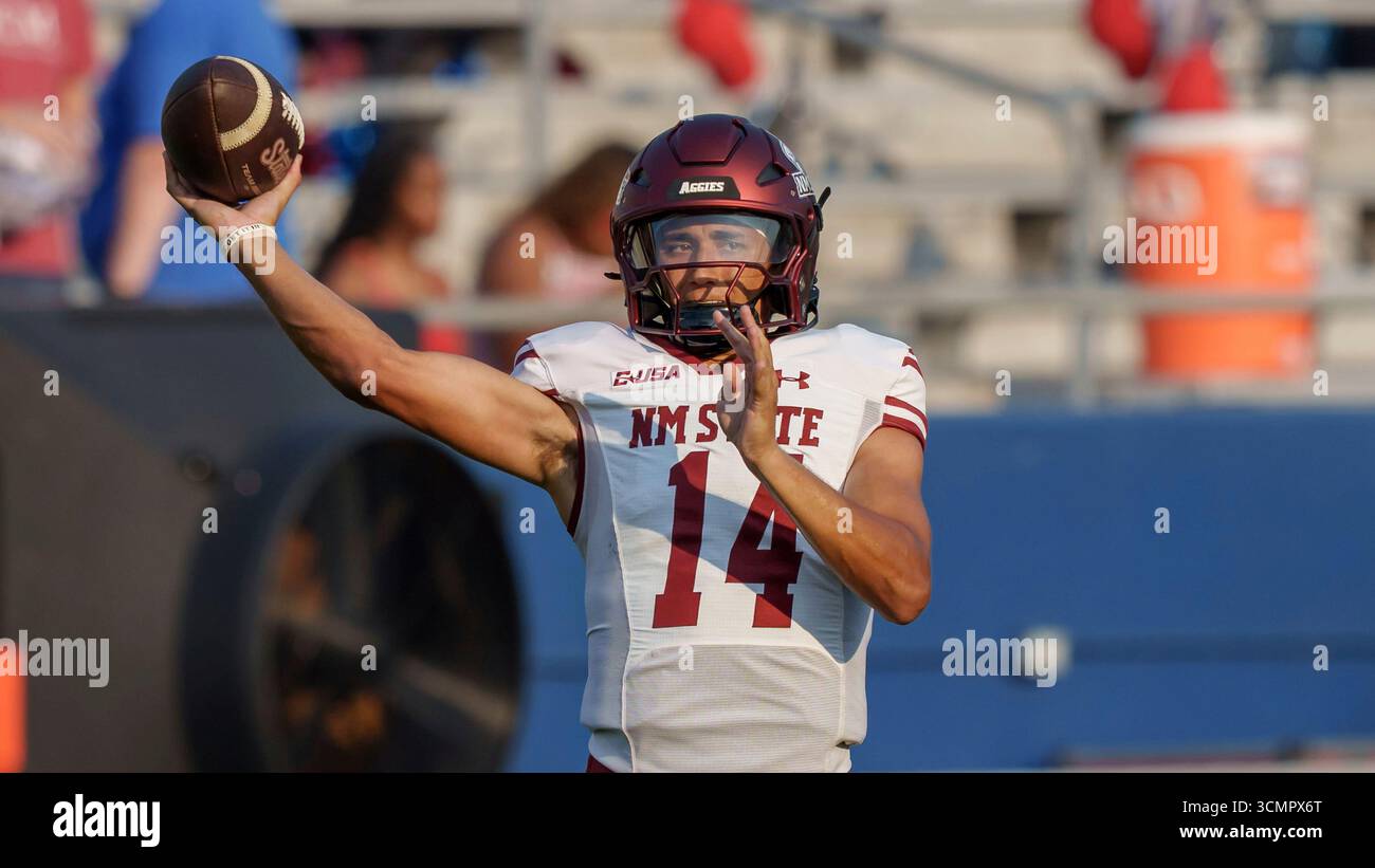 New Mexico State quarterback Adam Damante (14) throws before an NCAA ...