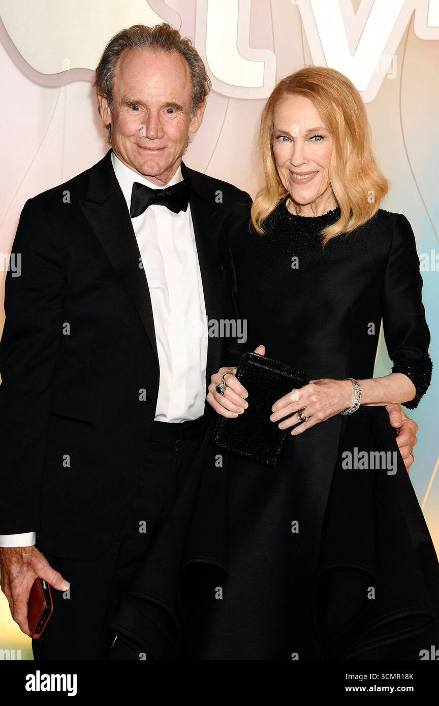 Bo Welch umit Ehefrau Catherine O Hara bei der Apple TV Emmy Party ...