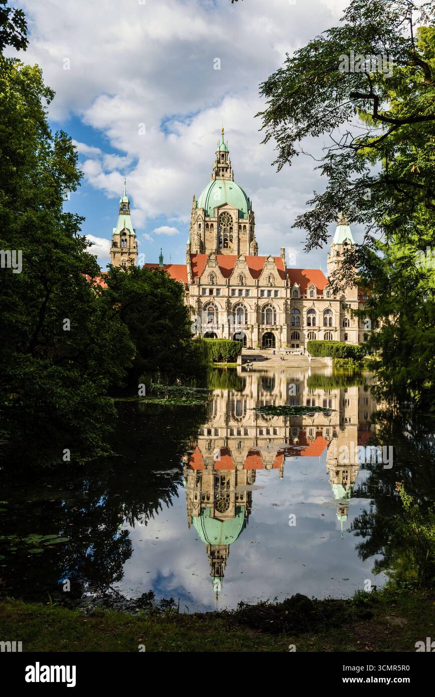 Das Neue Rathaus am Maschpark ist das Wahrzeichen von Hannover ...